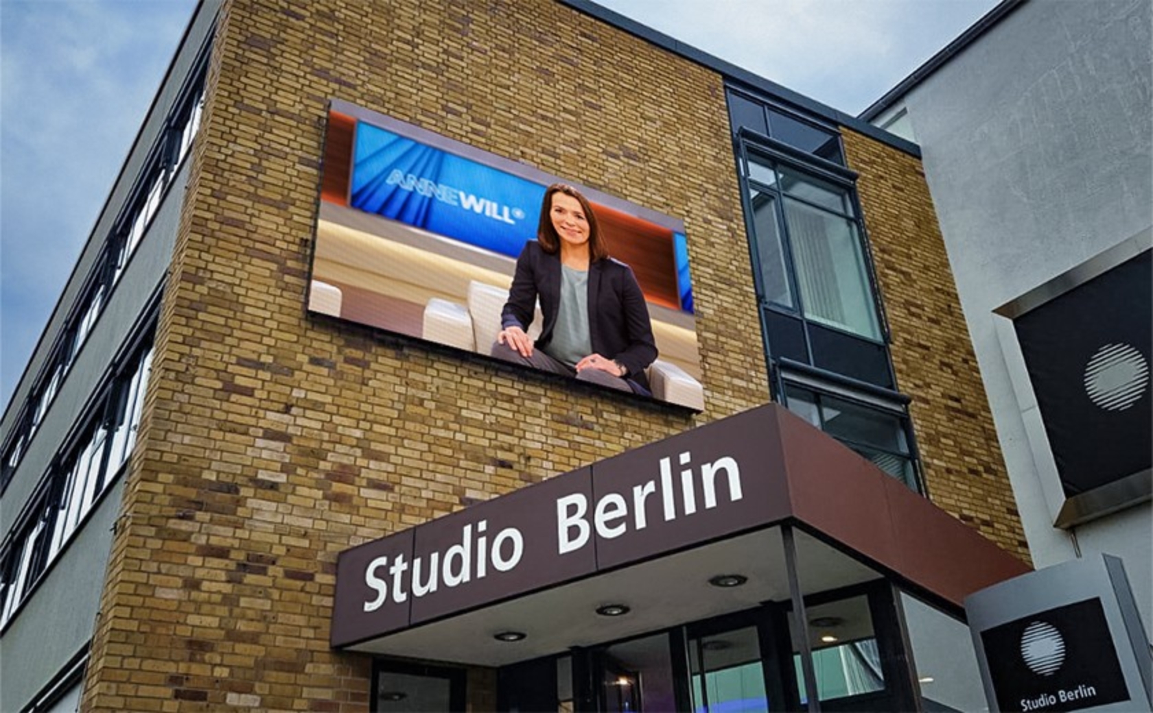 Advertising Projects: Innovative Display Solutions | Rotapanel